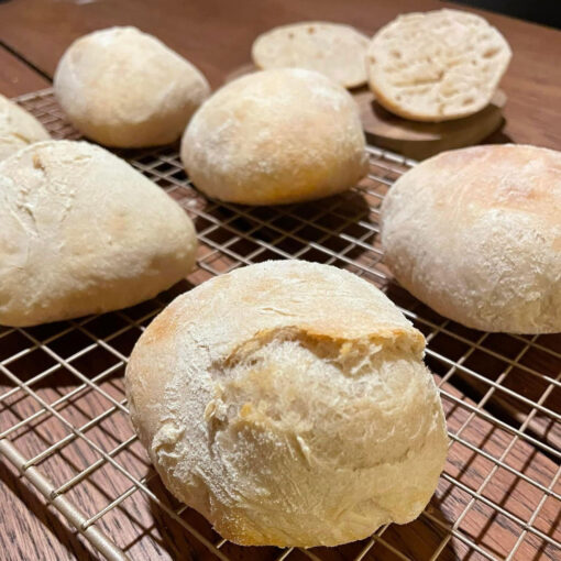 Nemme surdejsboller - Opskrift på nemme og lækre surdejsboller